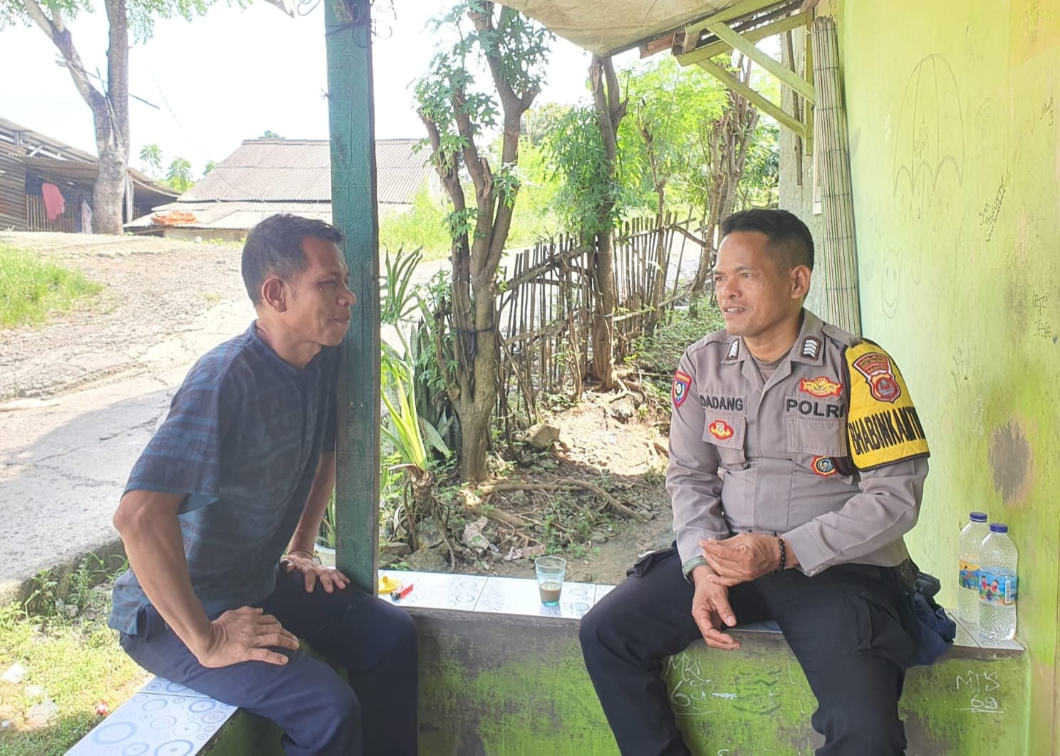 Menjalin Sinergitas Dengan Masyarakat, Bripka Dadang S Lakukan Sambang di Desa Kandawati ...