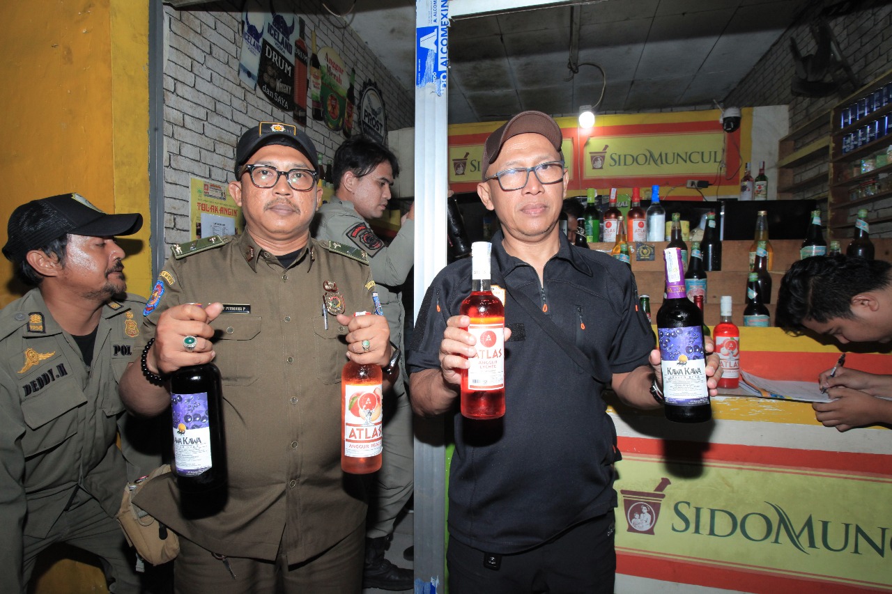 Pelaku Kena Denda 50 juta, Satpol PP Tangsel Sita 400 Botol Miras di ...